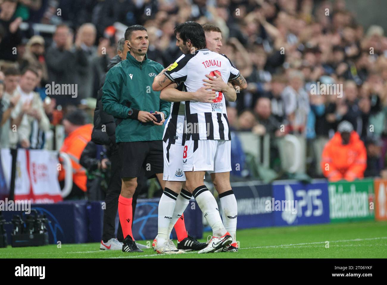 Elliot Anderson n. 32 del Newcastle United e Sandro tonali n. 8 del ...