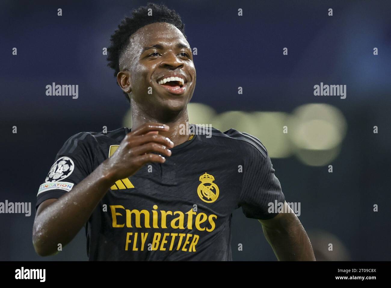 L'attaccante brasiliano del Real Madrid Vinicius Junior guarda durante ...