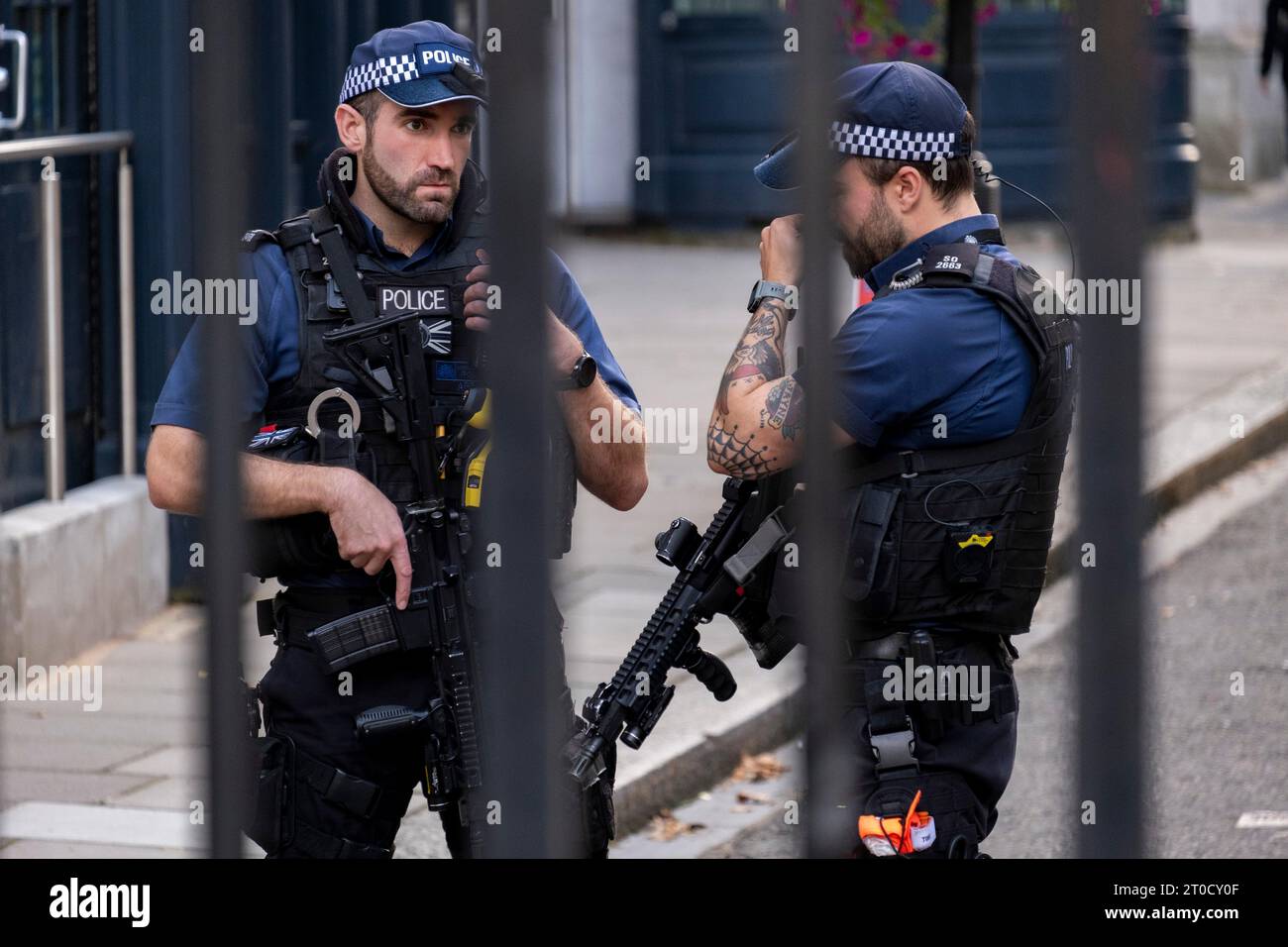 Polizia metropolitana armata in servizio all'interno di Downing Street ...
