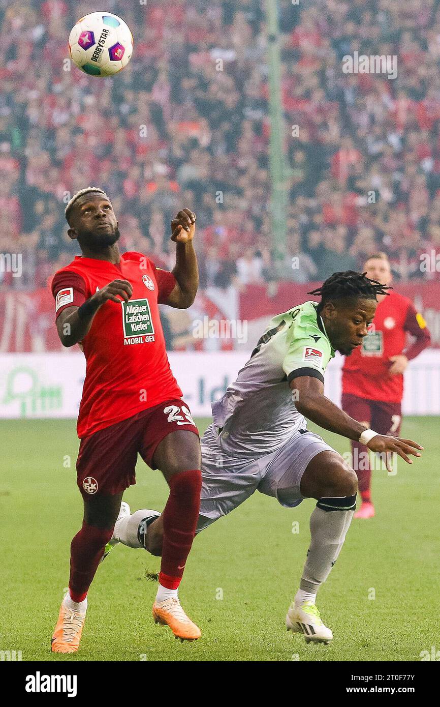 Richmond Tachie (1.FC Kaiserslautern) im Zweikampf mit Bright Arrey MBI (Hannover 96) 1. FC ...