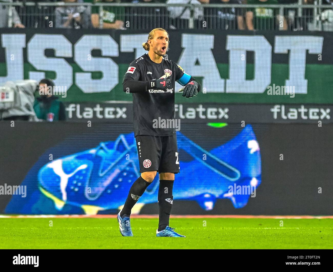 Waehrend einer Spielunterbrechung gibt Robin Zentner (1. FSV Mainz 05 ...