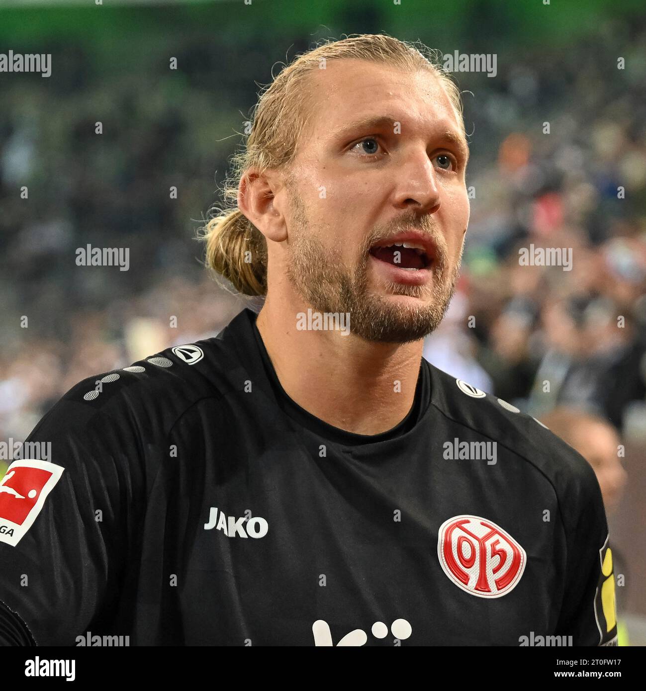 Robin Zentner (1. FSV Mainz 05, n. 27) kurz vor der bande. Borussia ...