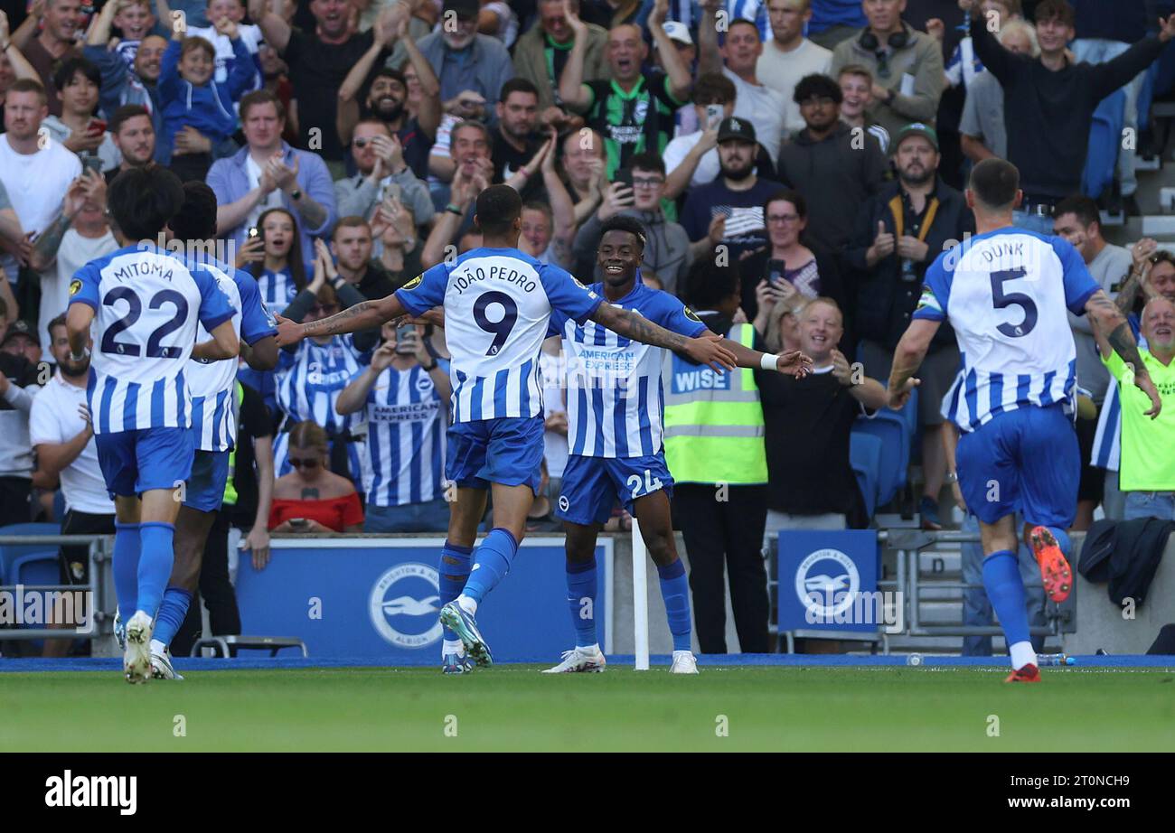 Carlos Baleba di Brighton e Hove Albion (al centro a destra) festeggia ...