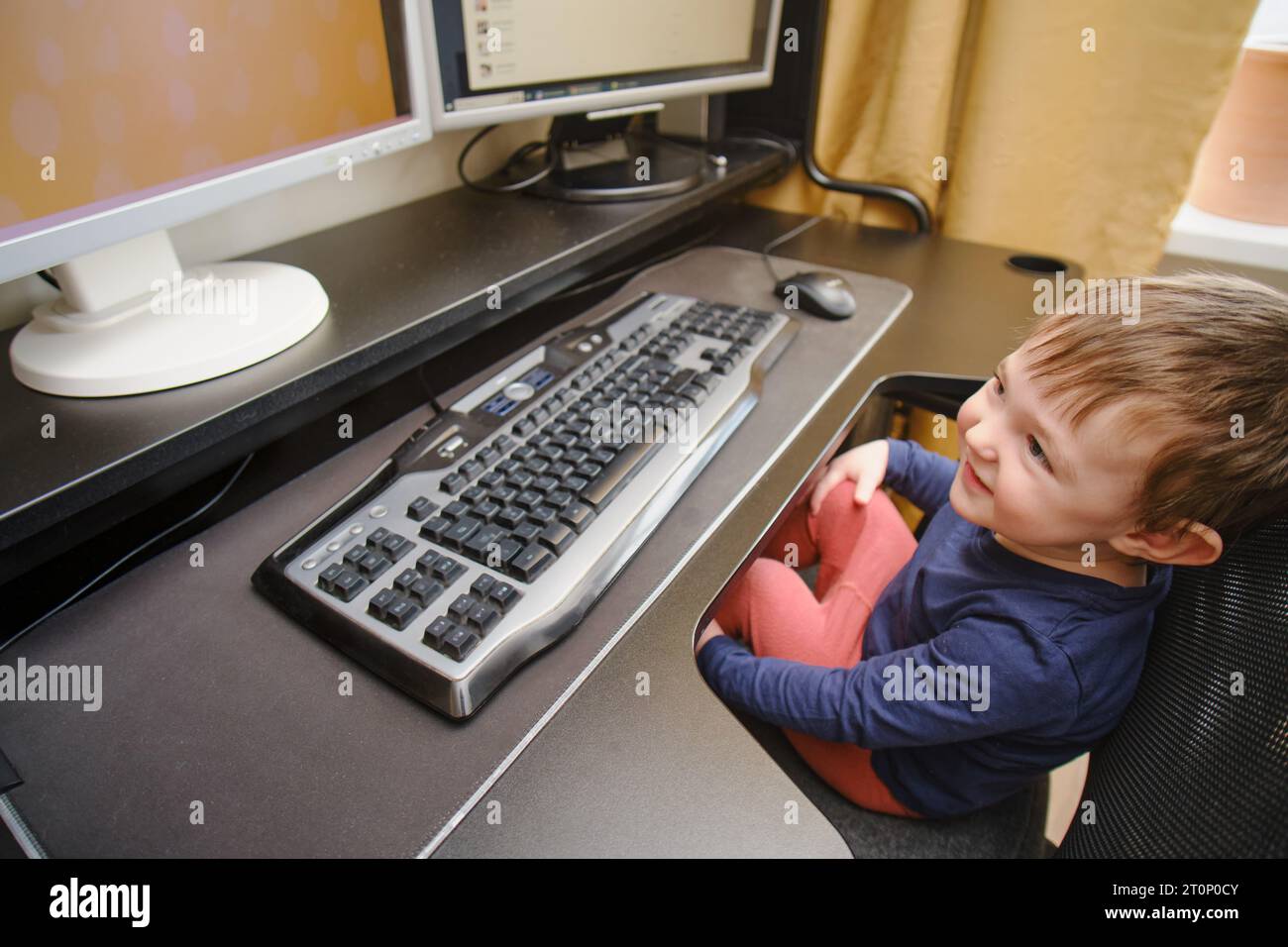 Il bambino del bambino del bambino funziona su un calcolatore con una ...