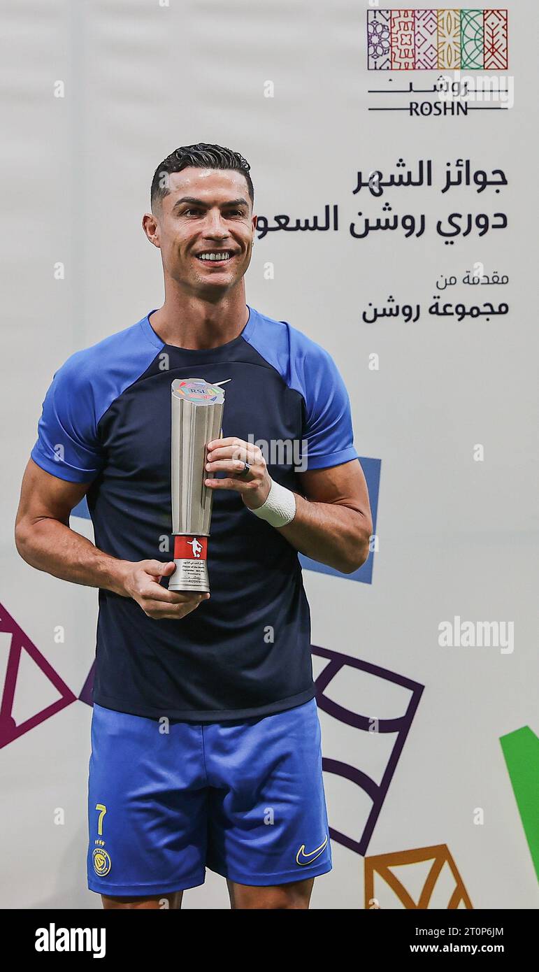 Cristiano Ronaldo di al-Nassr FC riceve il Monthly Award Trophy prima ...