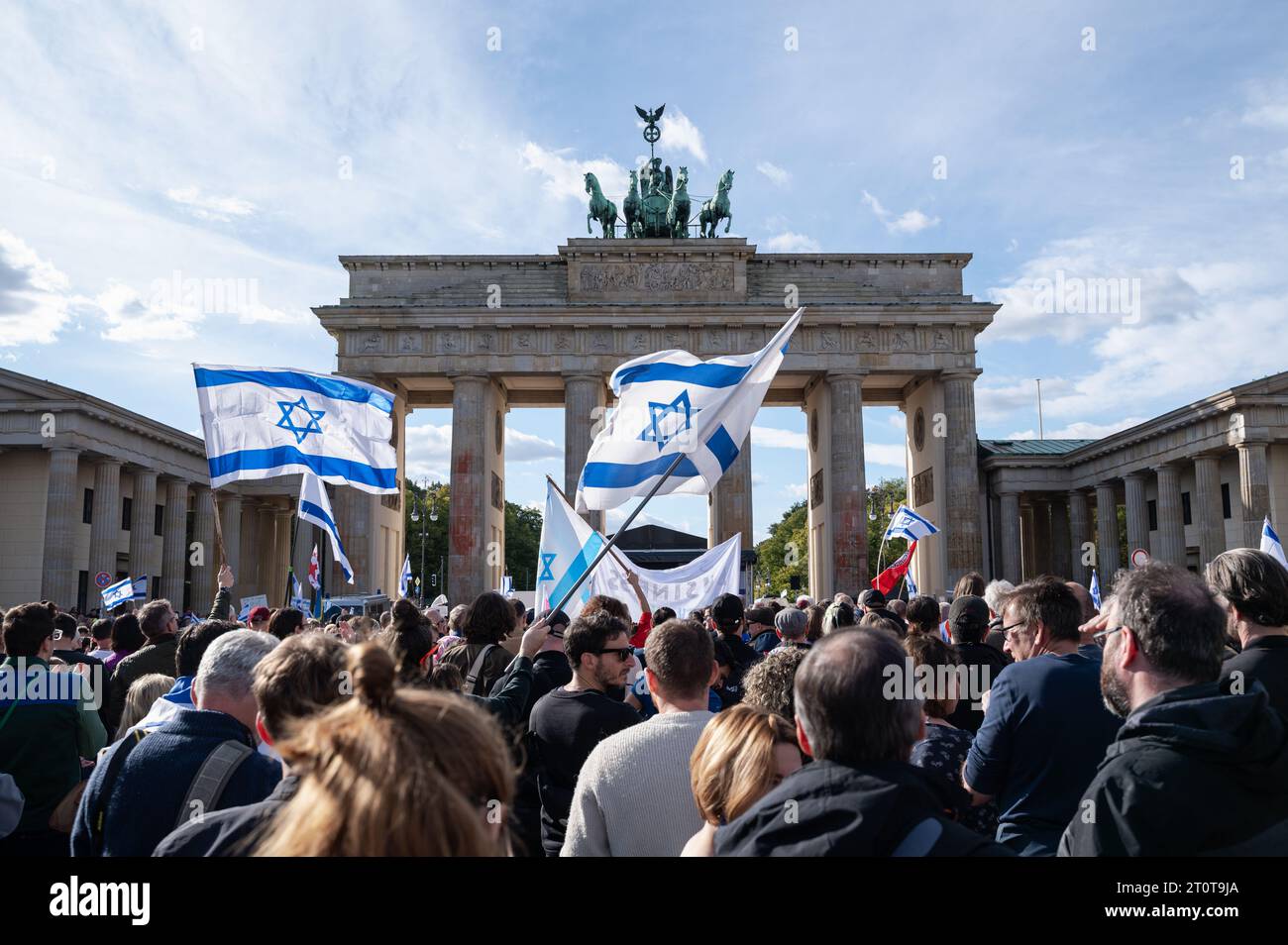 08.10.2023, Berlino, Germania, Europa - oltre 2.000 persone hanno ...