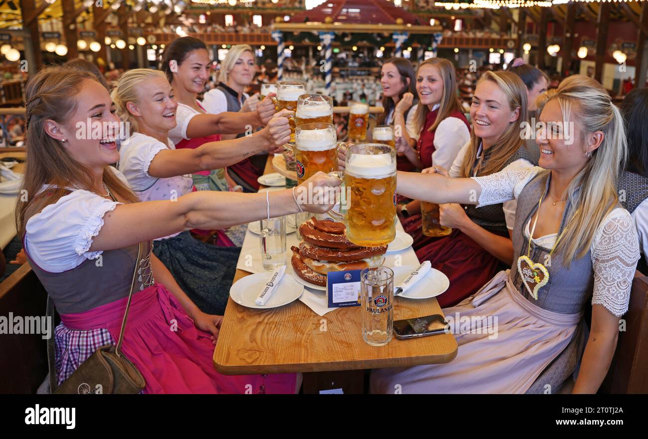 Sydney Lohmann del Bayern Muenchen Pernille Harder del Bayern Muenchen ...