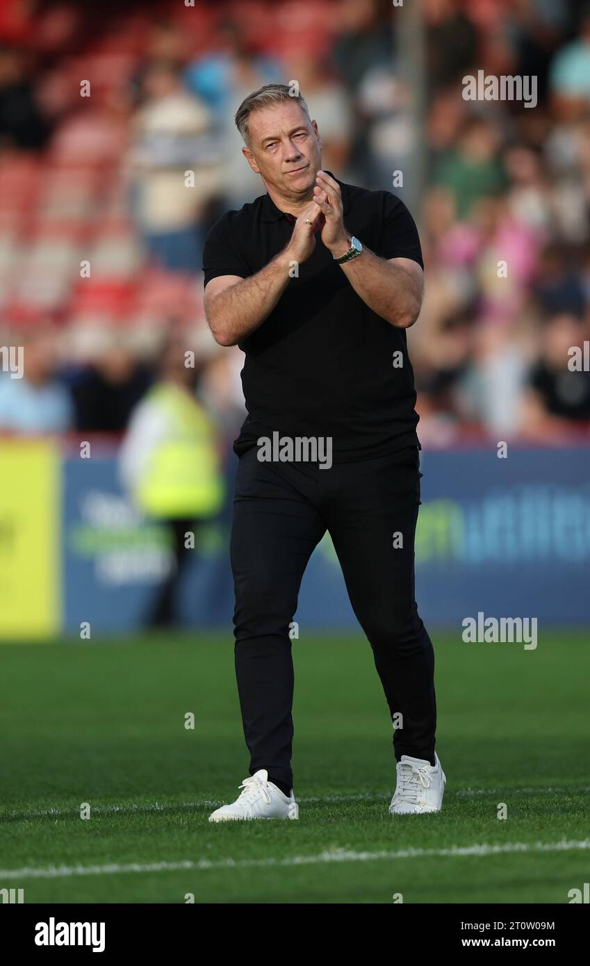 Il Crawley Town Manager Scott Lindsey durante la partita della EFL ...