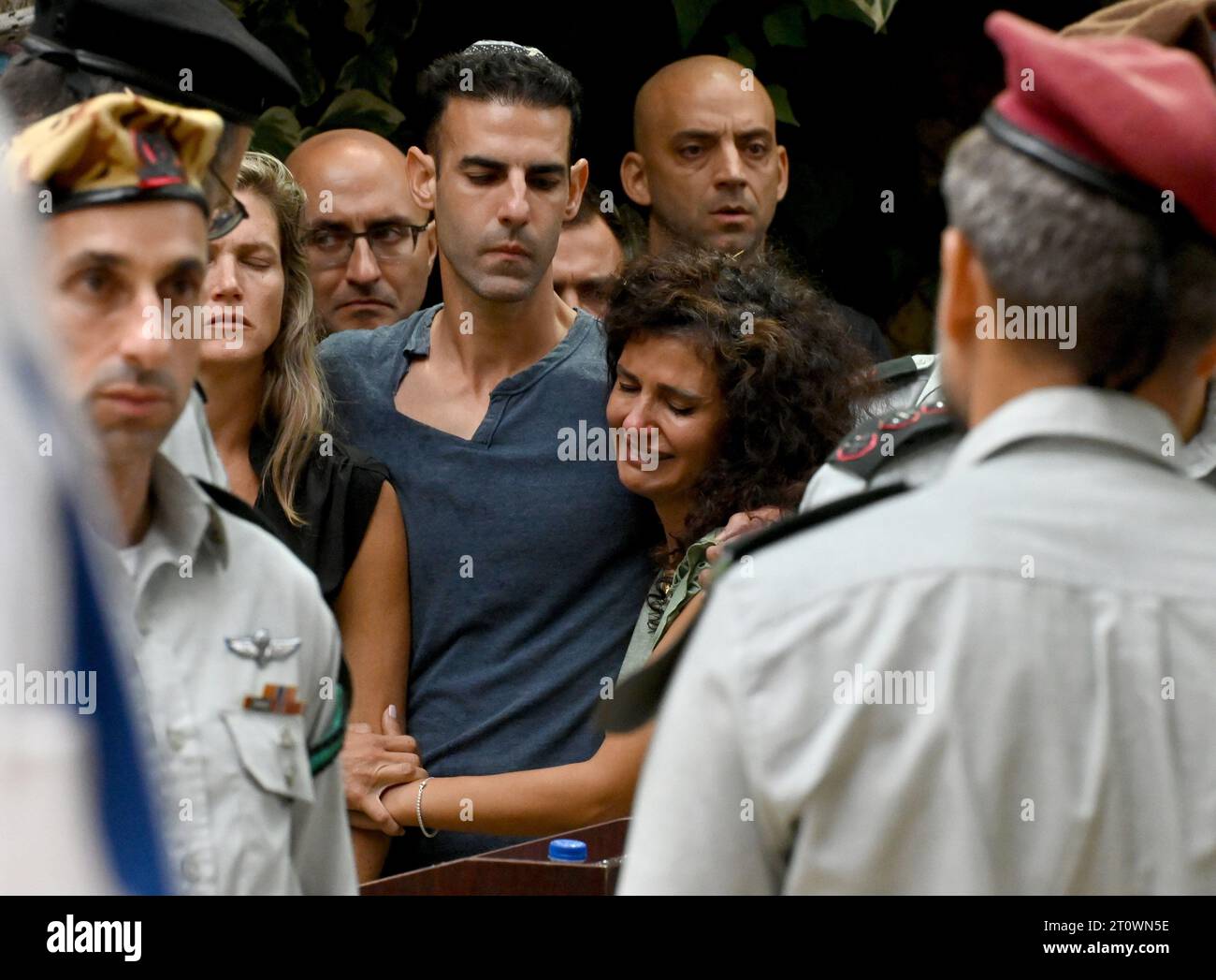 Gerusalemme, Israele. 9 ottobre 2023. I membri della famiglia piangono ...