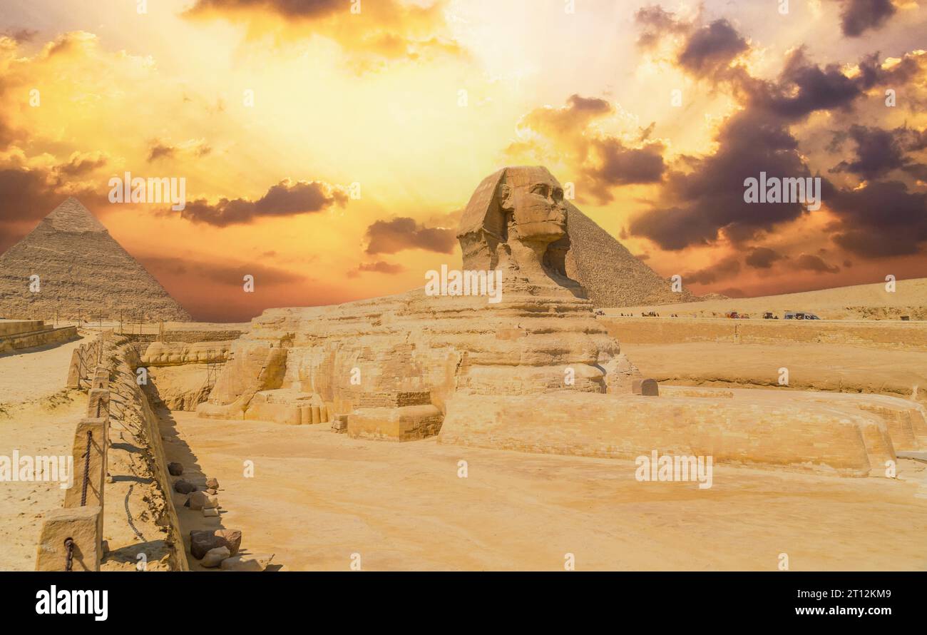 La grande Sfinge di Giza e sullo sfondo le piramidi di Giza, il ...
