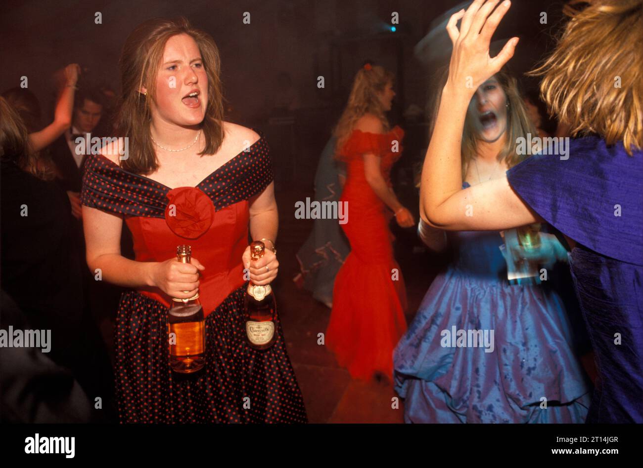 Sloane Rangers 1990s UK, discoteca che ballano insieme. Con due ...