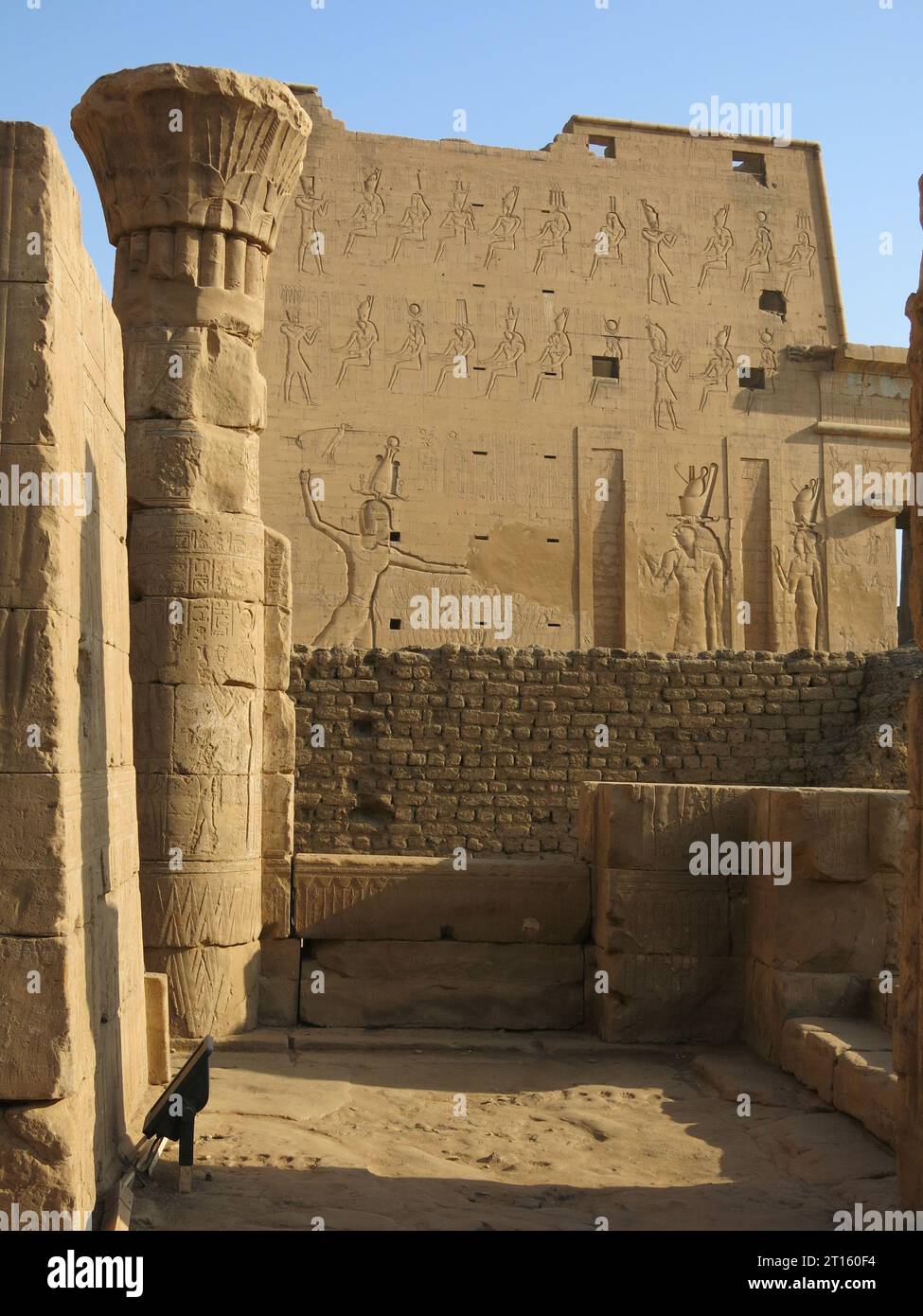 Il tempio di Edfu del periodo ellinistico dell'antico Egitto è uno dei ...