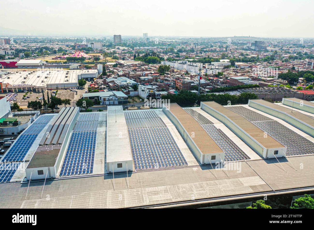 Pannelli solari sul tetto dell'edificio della fiera statale di León ...