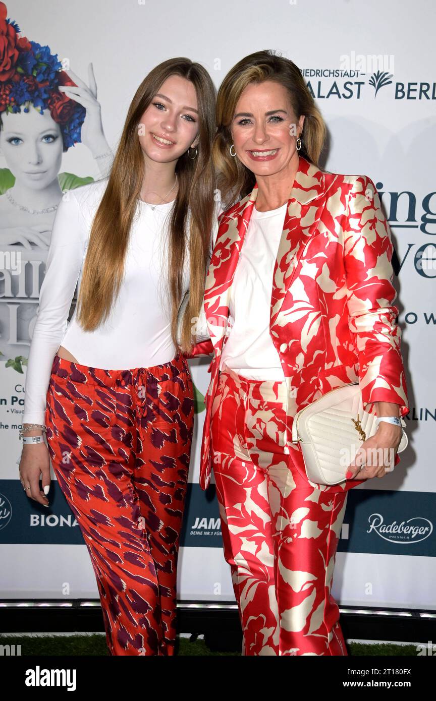Bettina Cramer mit Tochter Carla Cramer bei der Weltpremiere der ...