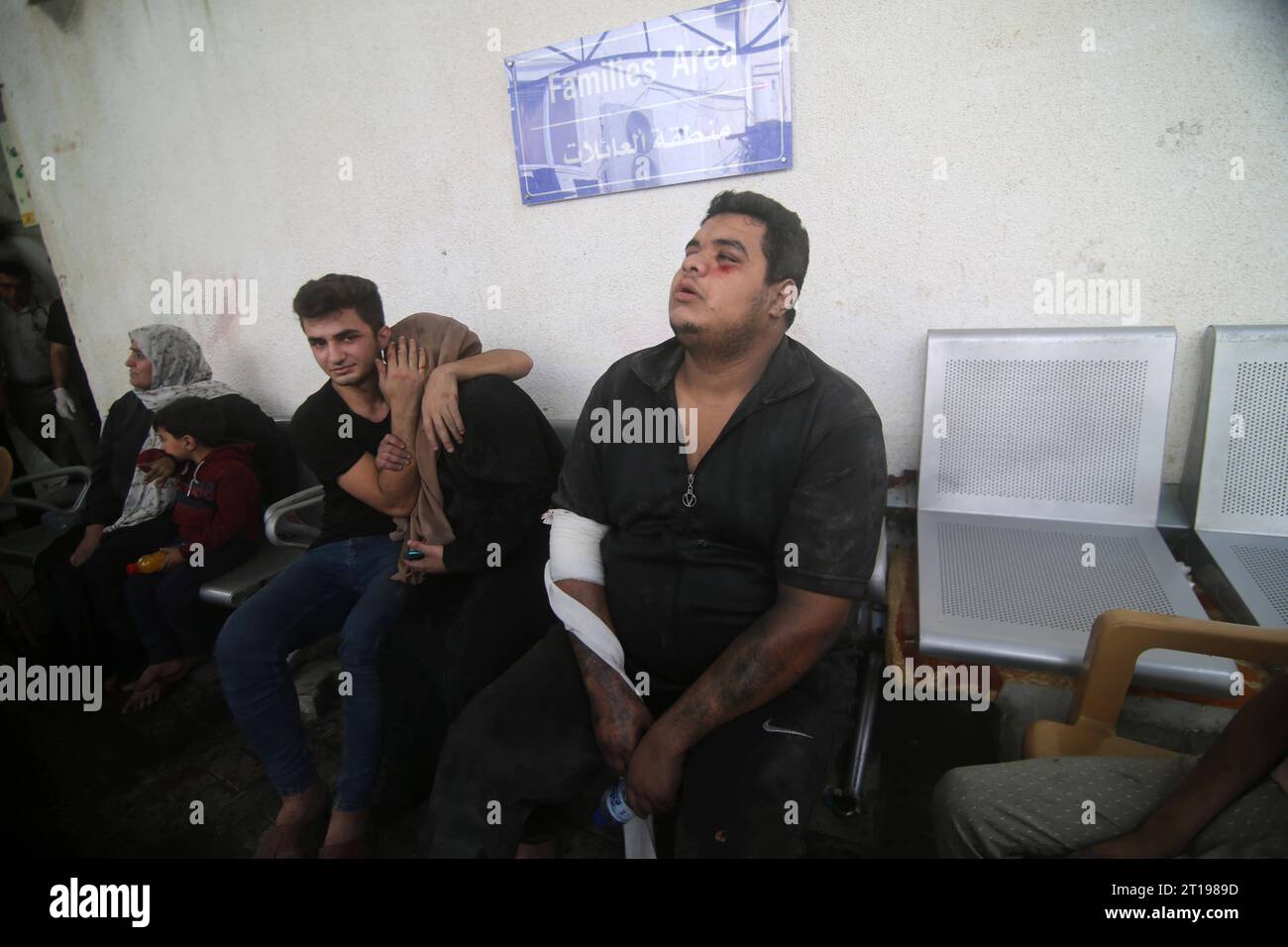 I bambini palestinesi feriti reagiscono in attesa di essere controllati ...