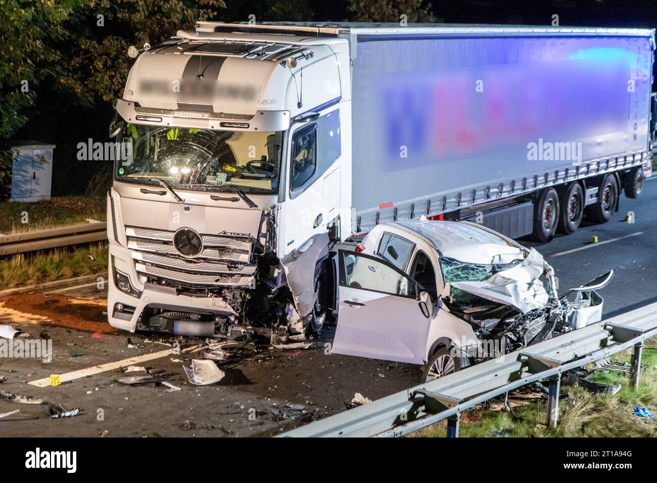 Lauta - PKW kollidiert frontal mit LKW: Fahrerin stirbt 11.10.2023 gegen 17:00 Uhr Lauta, OT ...