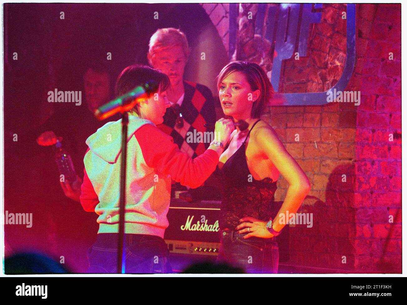 VICTORIA BECKHAM, GALLES, 2002: Victoria Beckham ha il suo trucco ...