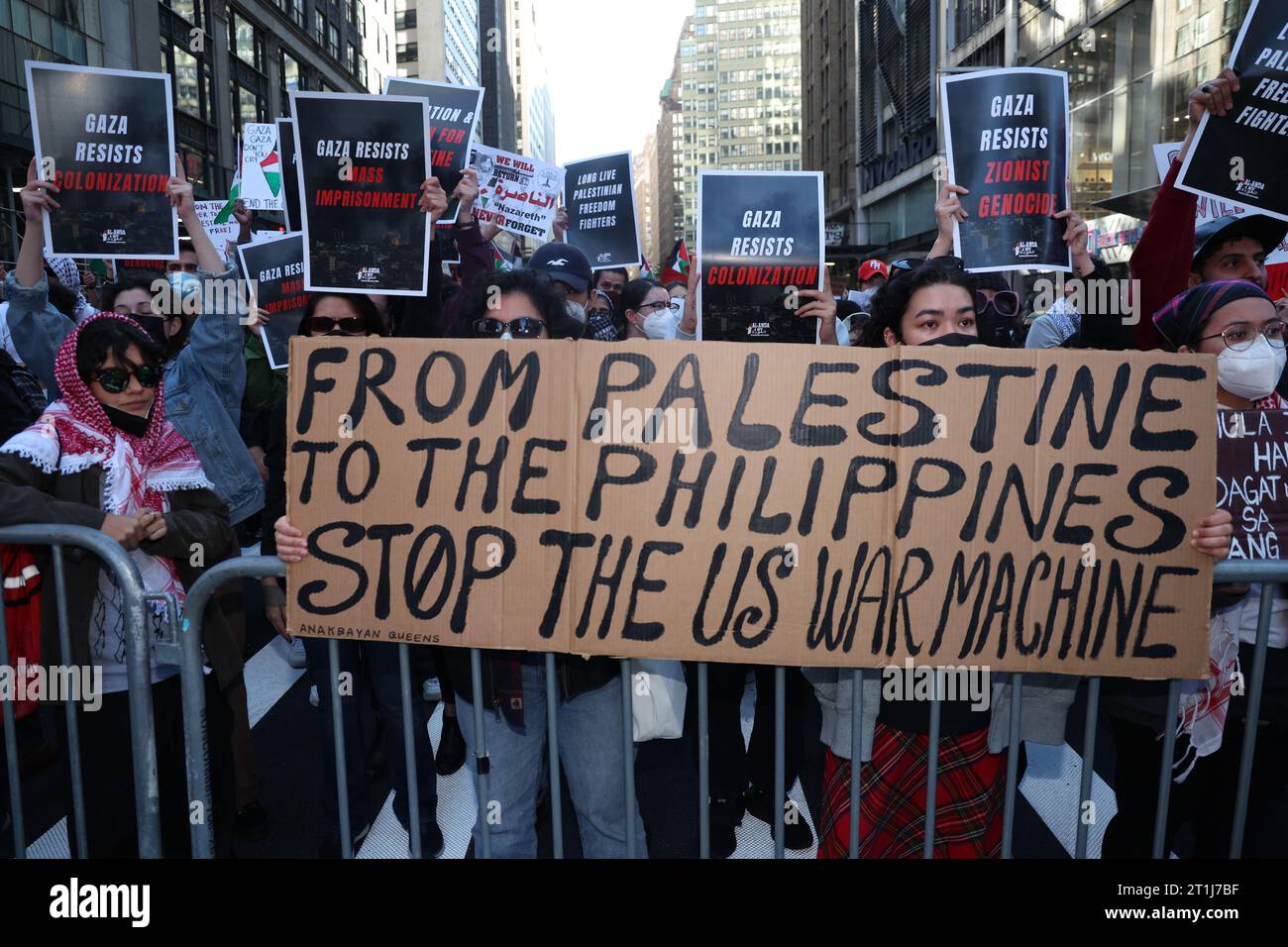 I sostenitori palestinesi tengono i segnali dietro una barricata mentre ...