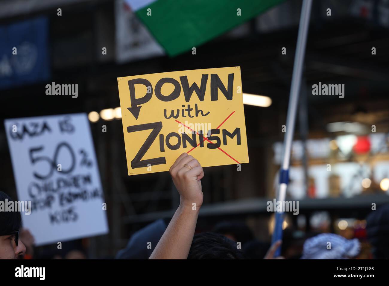I sostenitori palestinesi tengono cartelli a Times Square per ...