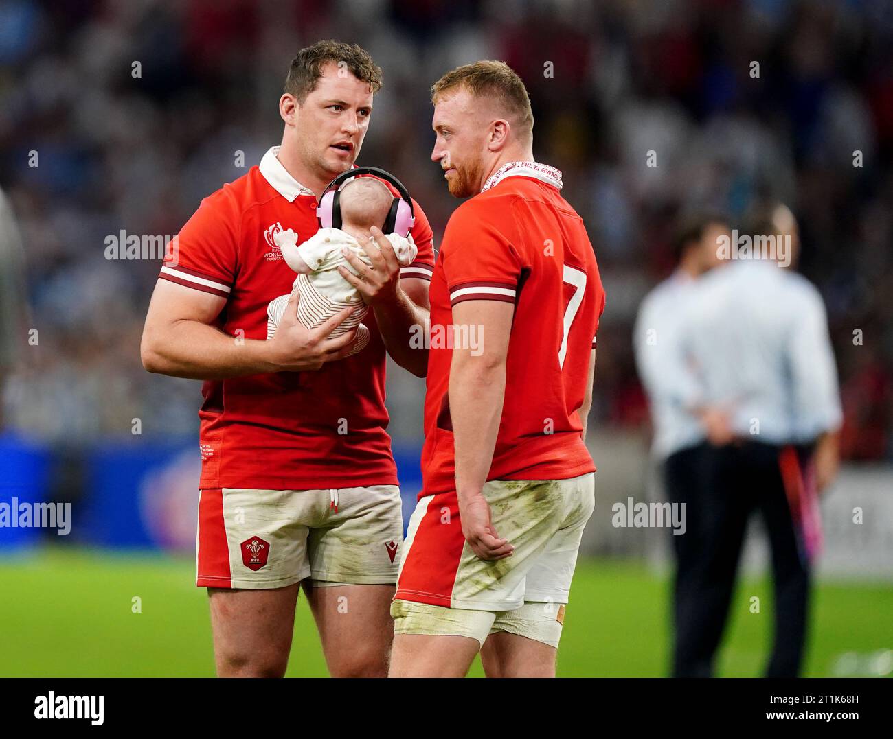 Il Galles Ryan Elias (a sinistra) e Tommy Reffell in campo dopo la ...