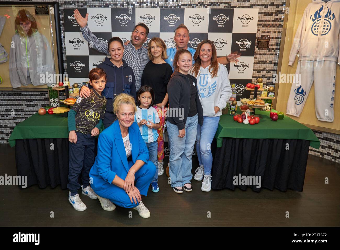 Buelent Sharif mit Frau Emy Sharif, Kindern Batuhan und Timucin-Khan TK, Eva Mona Rodekirchen ...