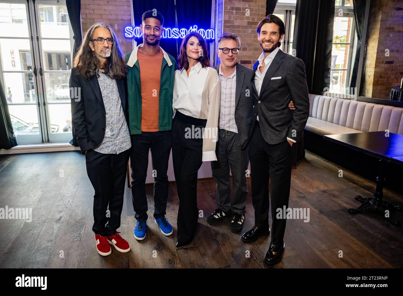 Il cast di 'The Critic' prima festa al Cinema Center di Marbl Toronto ...