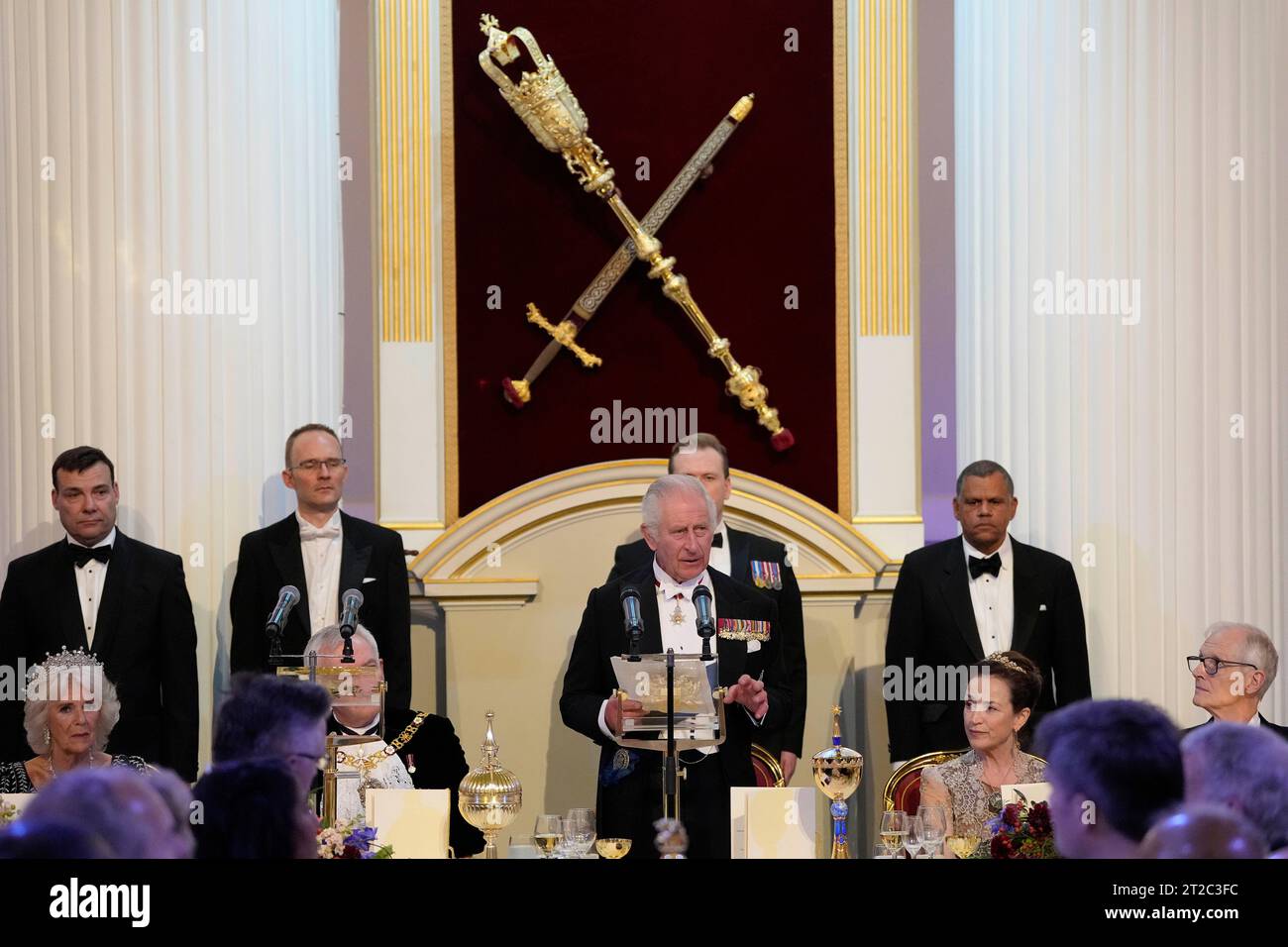 Re Carlo III si rivolge agli ospiti riuniti durante una cena alla ...