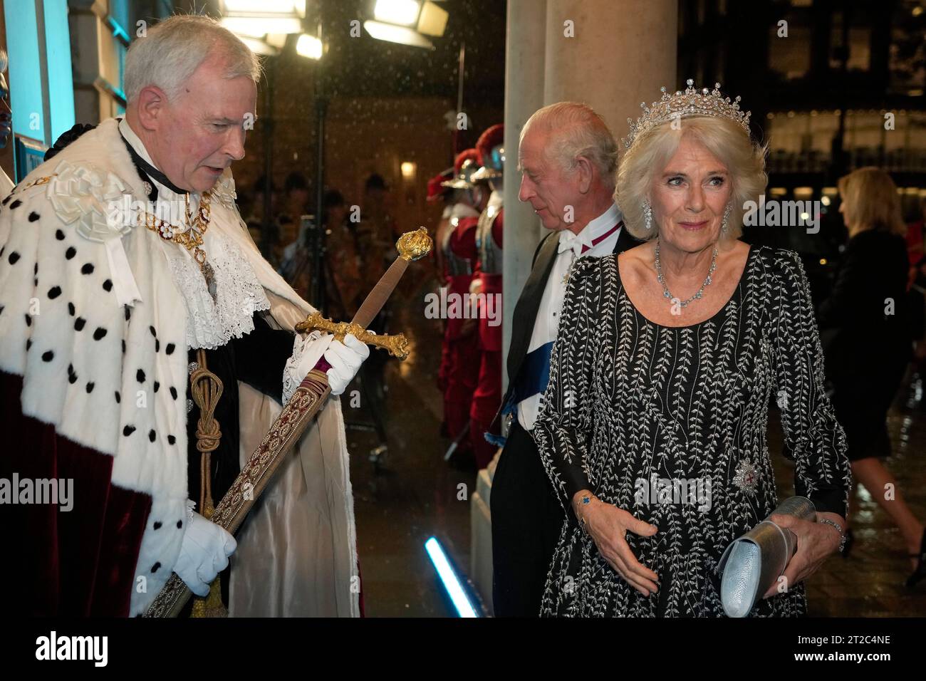 Re Carlo III e la regina Camilla arrivano per assistere a una cena alla ...