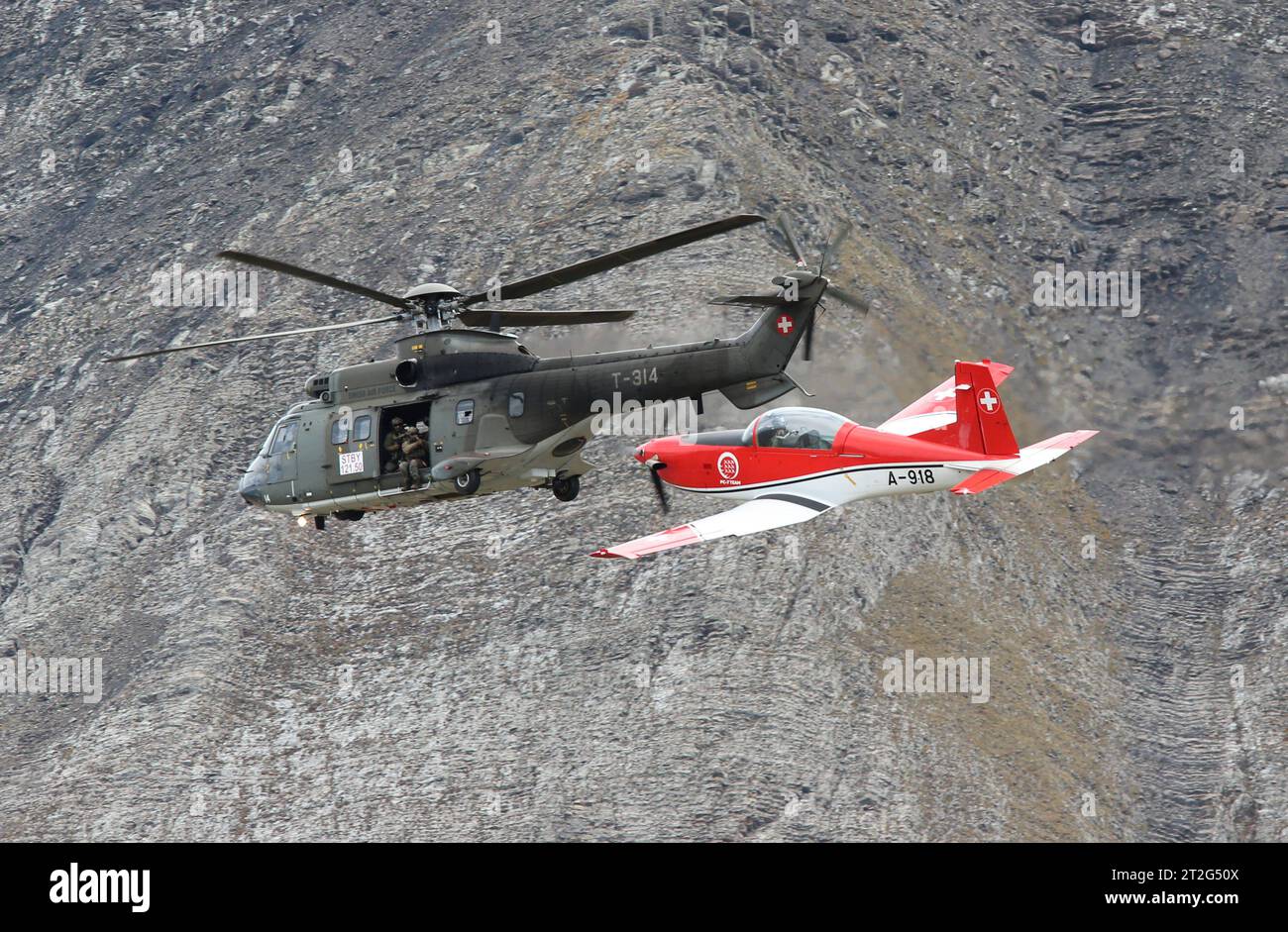 Ein Helikopter der Schweizer Luftwaffe vom Typ Aerospatiale AS-332 M1 Super Puma mit der Kennung ...