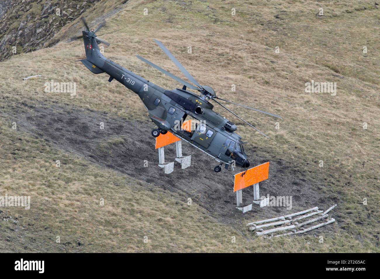 Ein Helikopter der Schweizer Luftwaffe vom Typ Aerospatiale AS-332 M1 Super Puma mit der Kennung ...