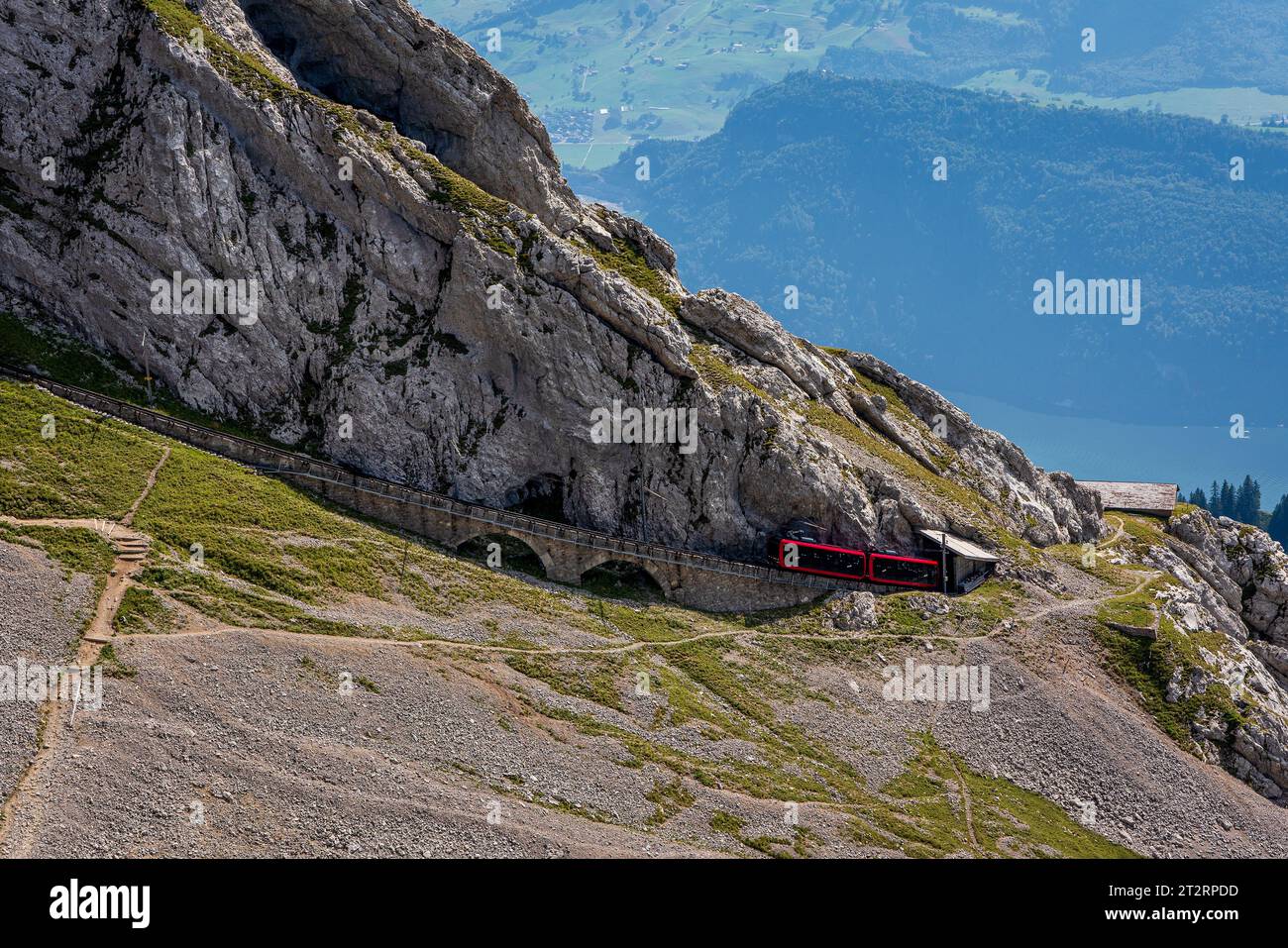 Ferrovia Pilatus all'ingresso della stazione a monte Pilatus Kulm in ...