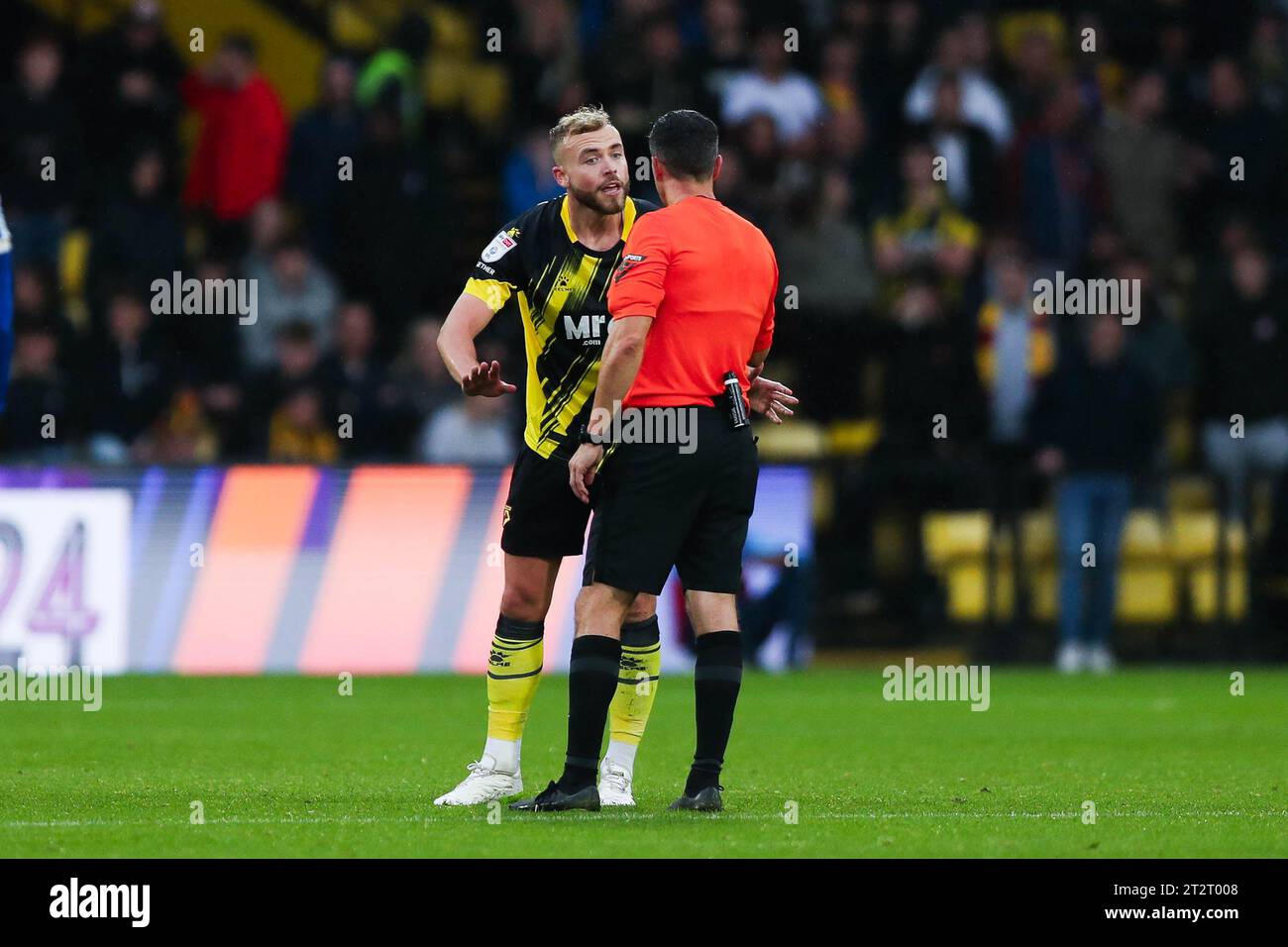 Ryan Porteous di Watford protesta contro la decisione presa dall ...