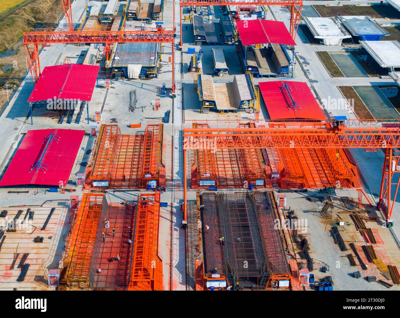 HUAI'AN, CINA - 22 OTTOBRE 2023 - i lavoratori edili producono travi ...