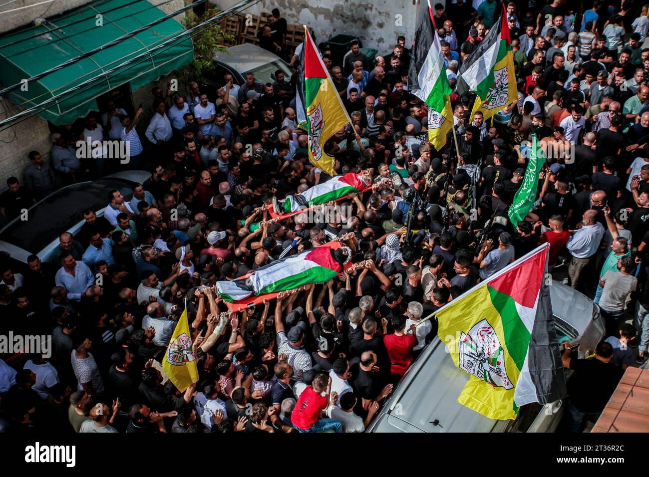 (NOTA REDAZIONE: Immagine raffigura la morte)i luttuosi portano i corpi ...