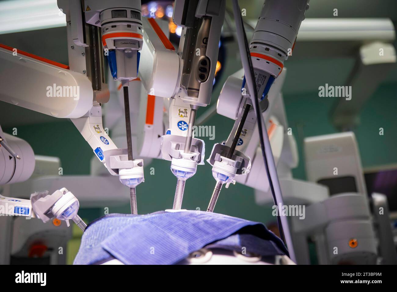 OP-Roboter HUGO Pressevorstellung. OP-Roboter HUGO kommt erstmals in ...