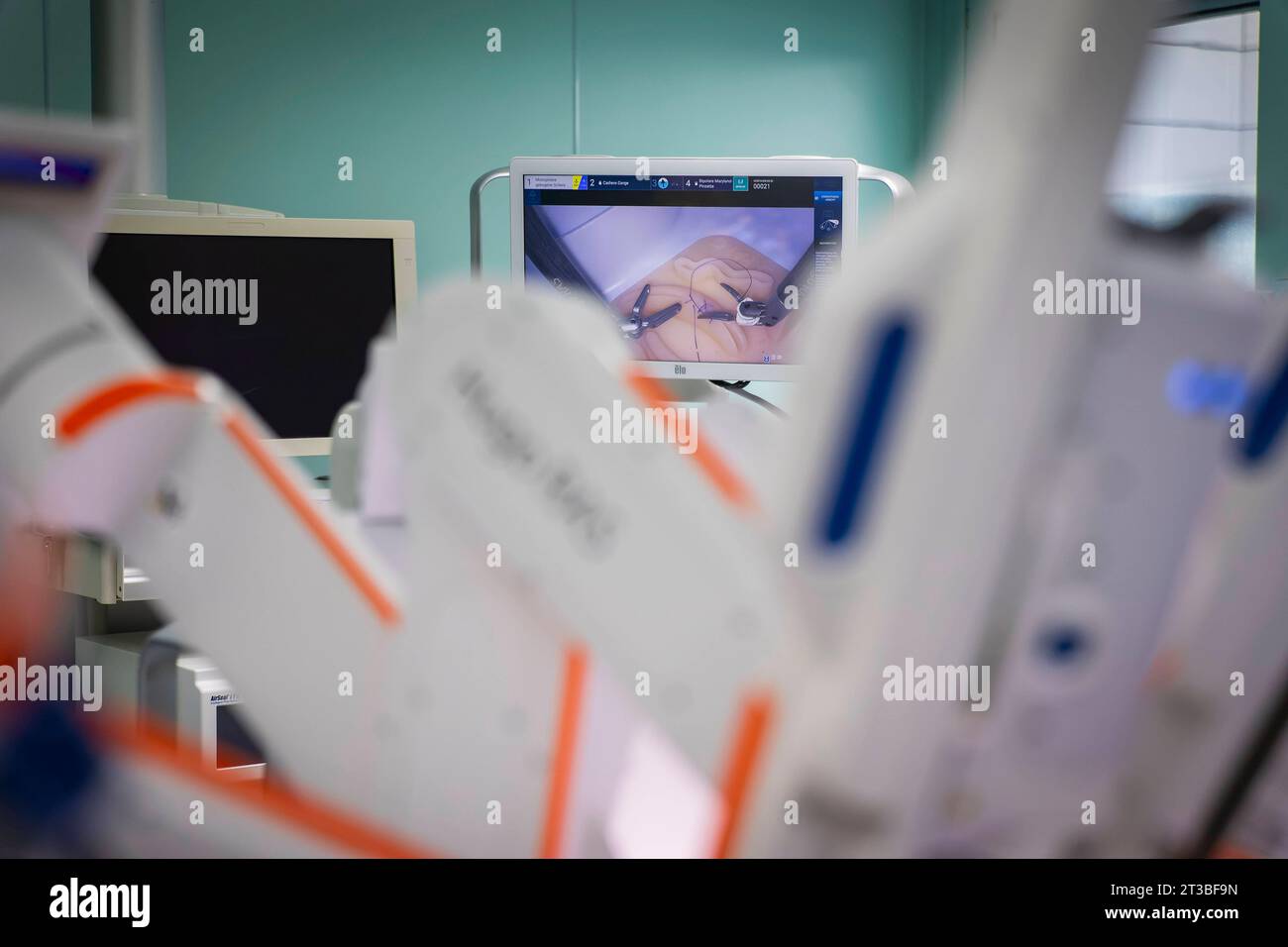 OP-Roboter HUGO Pressevorstellung. OP-Roboter HUGO kommt erstmals in ...