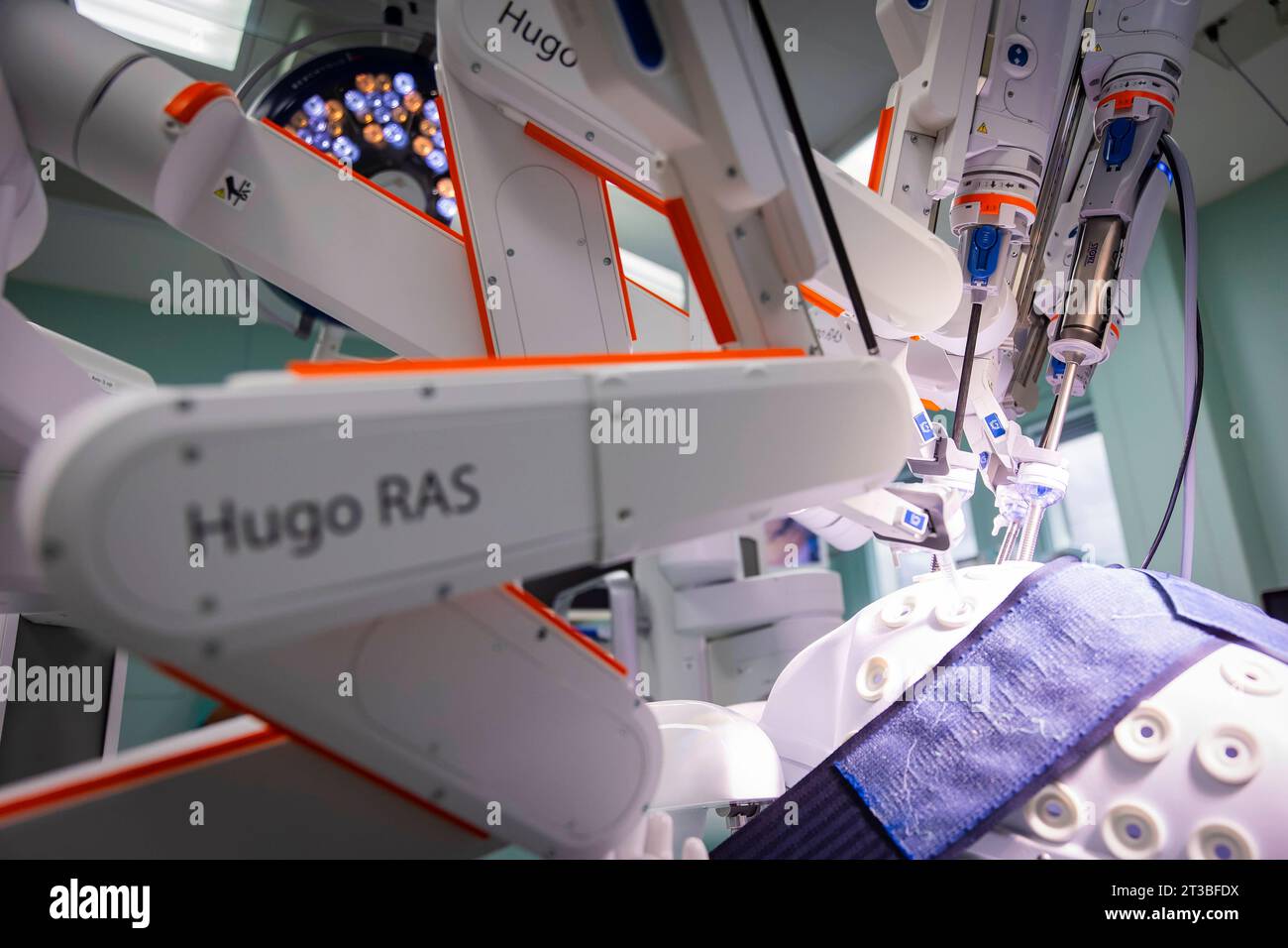 OP-Roboter HUGO Pressevorstellung. OP-Roboter HUGO kommt erstmals in ...