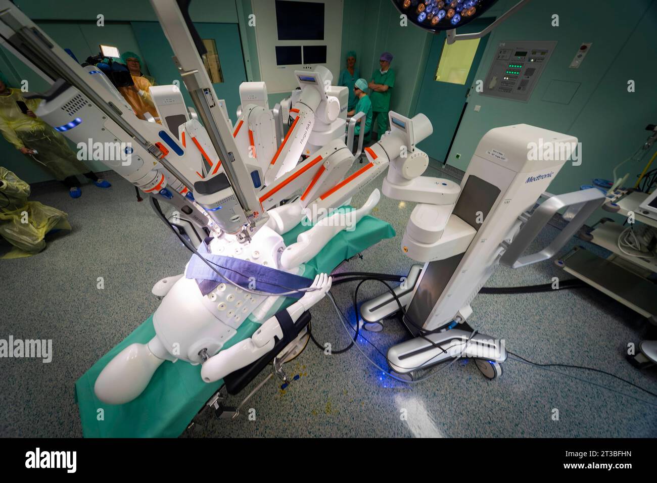 OP-Roboter HUGO Pressevorstellung. OP-Roboter HUGO kommt erstmals in ...