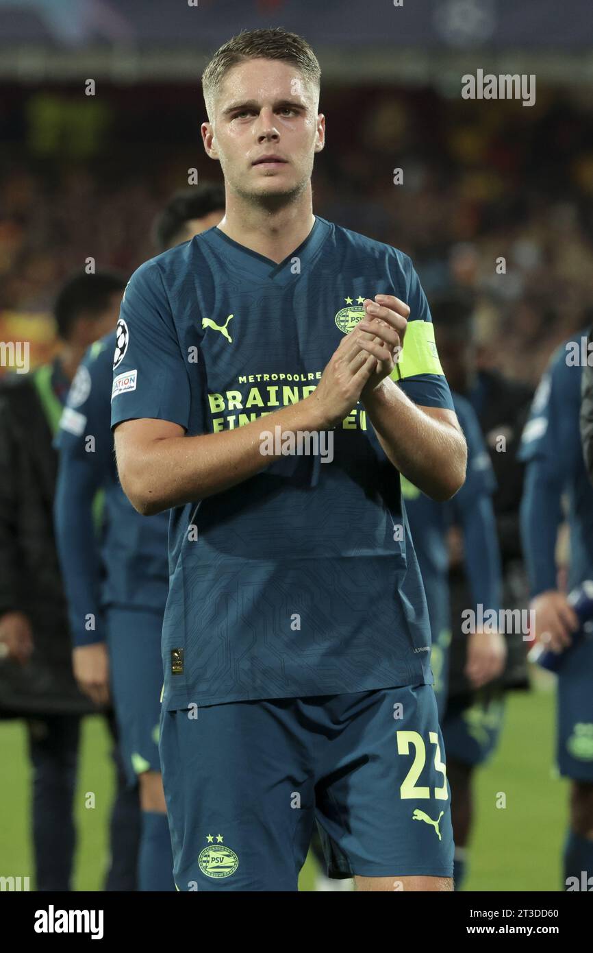 Joey Veerman del PSV Eindhoven saluta i tifosi dopo la partita di UEFA ...
