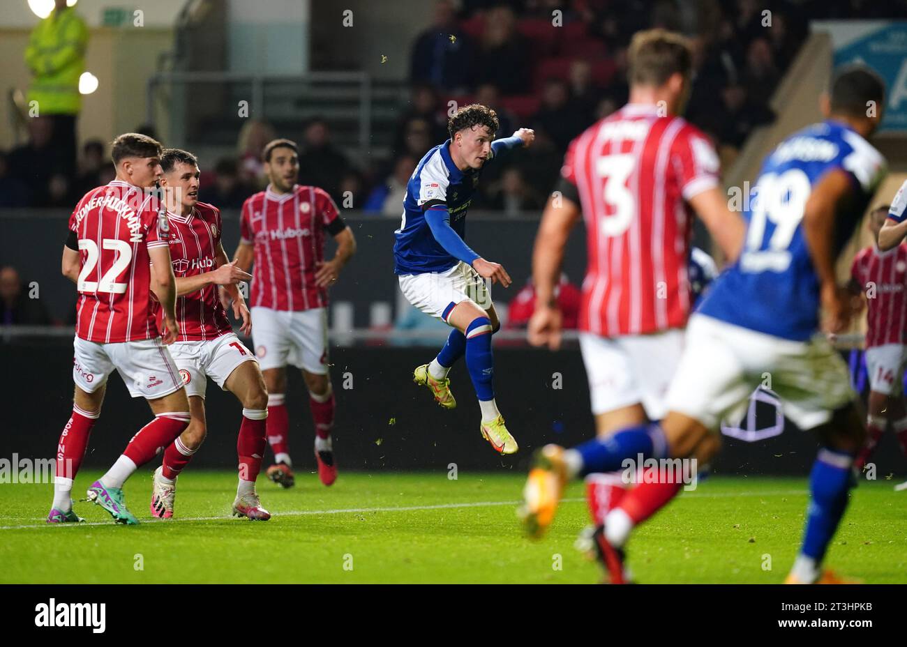Nathan Broadhead di Ipswich Town segna il gol di apertura durante la ...