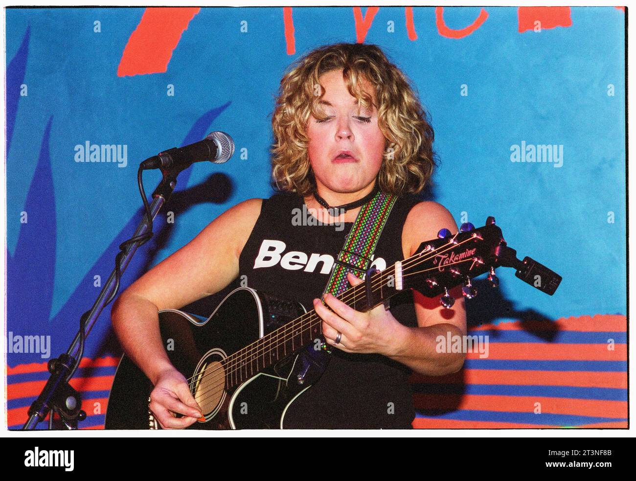 AMY WADGE, CANTAUTRICE, YOUNG, 2003: La cantautrice Amy Wadge suona dal ...
