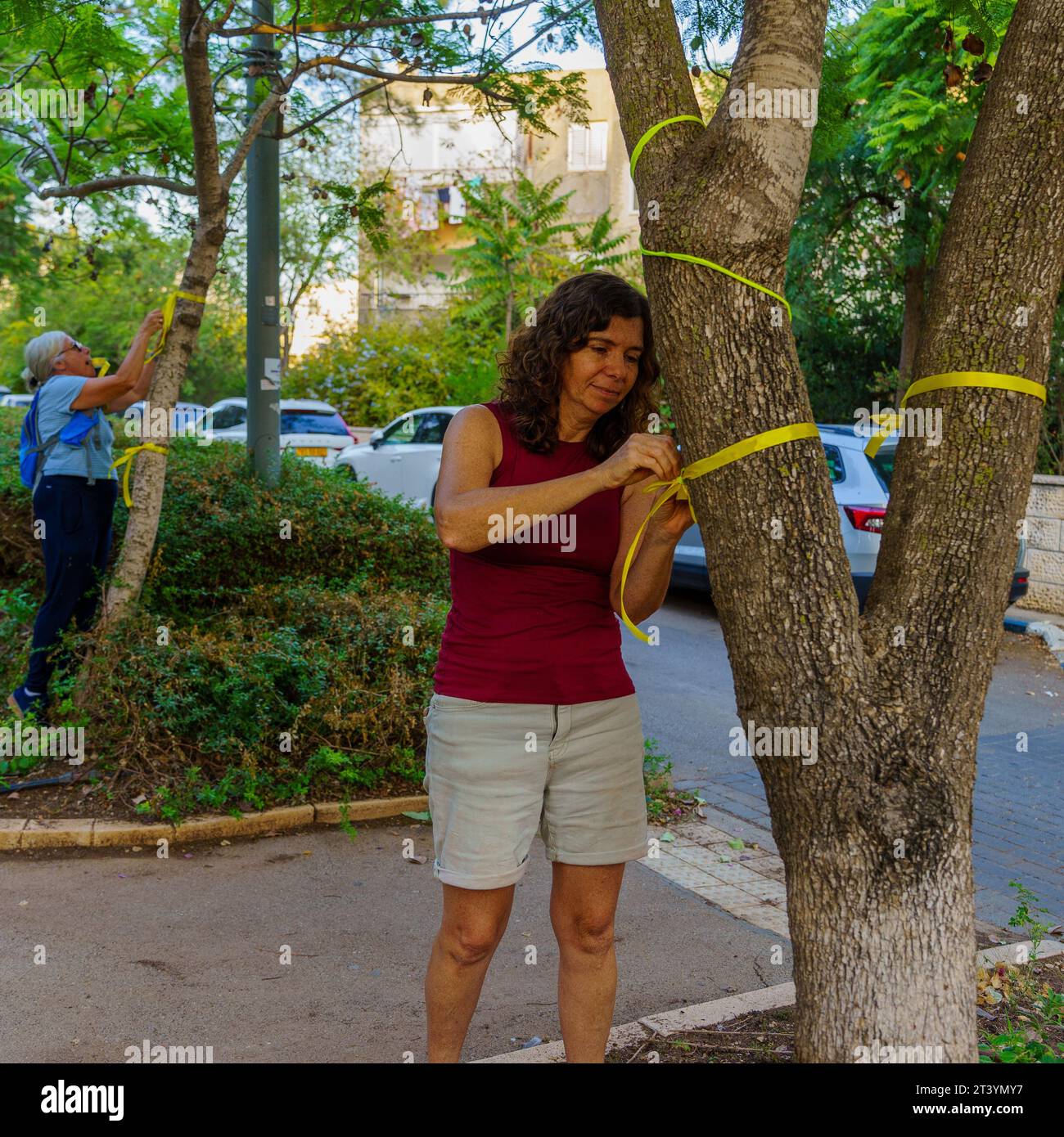Haifa, Israele - 26 ottobre 2023: La gente appende un nastro giallo ...