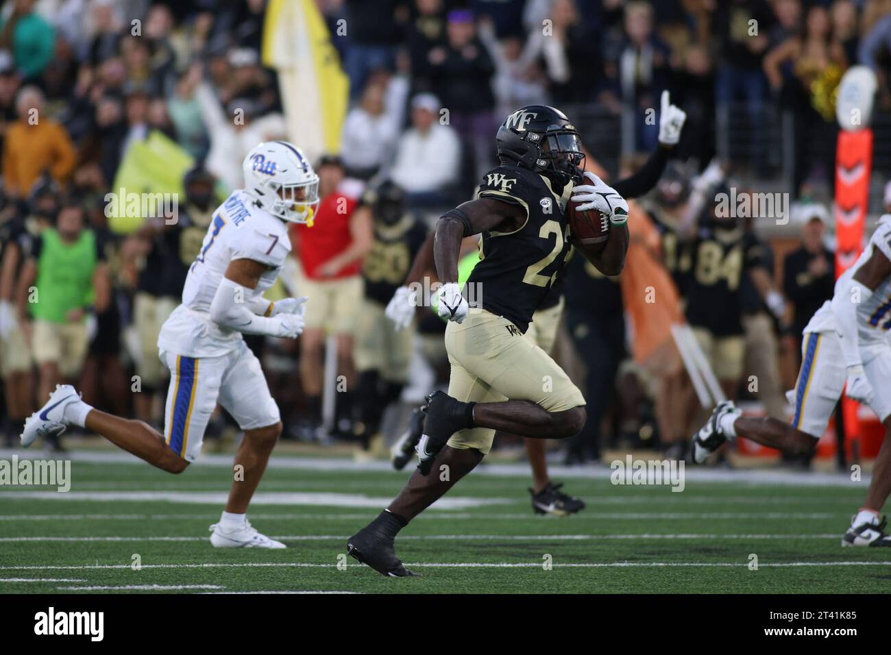 21 ottobre 2023: Il running back dei Demon Deacons Demond Claiborne (23 ...