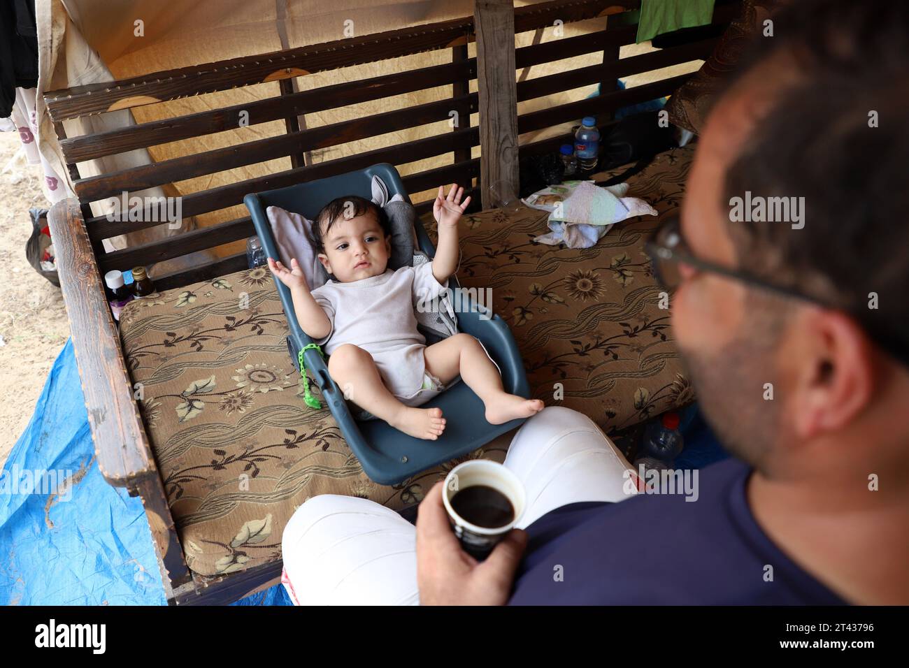 Gaza. 27 ottobre 2023. Un bambino palestinese è visto in un rifugio ...