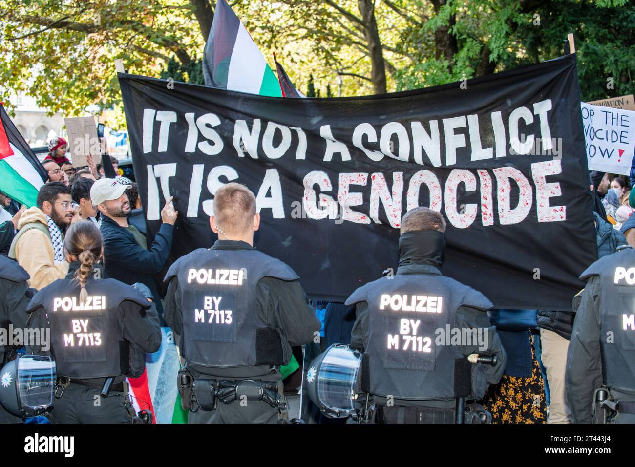 Transparent mit Anklage Völkermord, Pro Palästina Demo, München, 28 ...