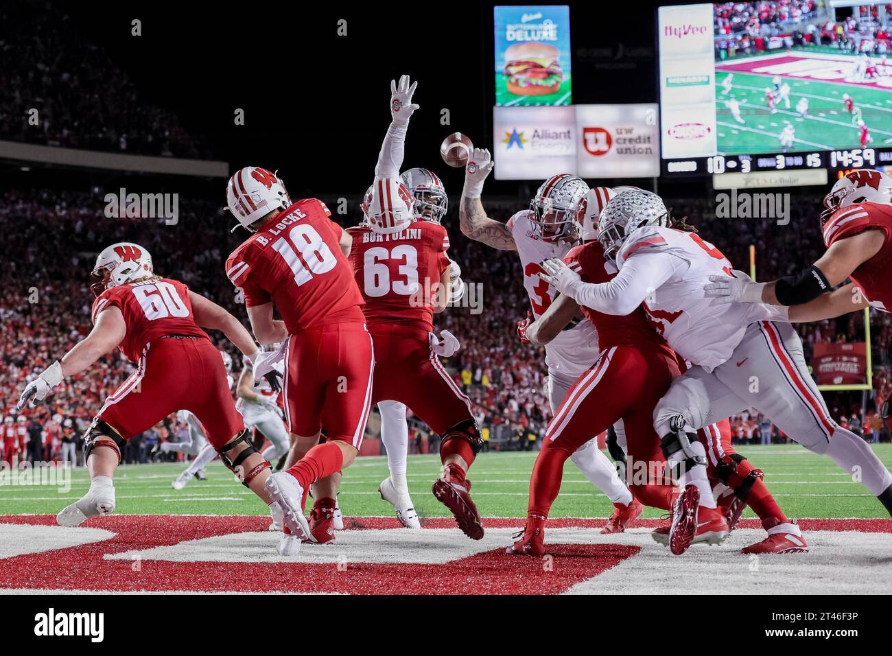 Madison, Wisconsin, USA. 28 ottobre 2023. Il quarterback dei Wisconsin ...