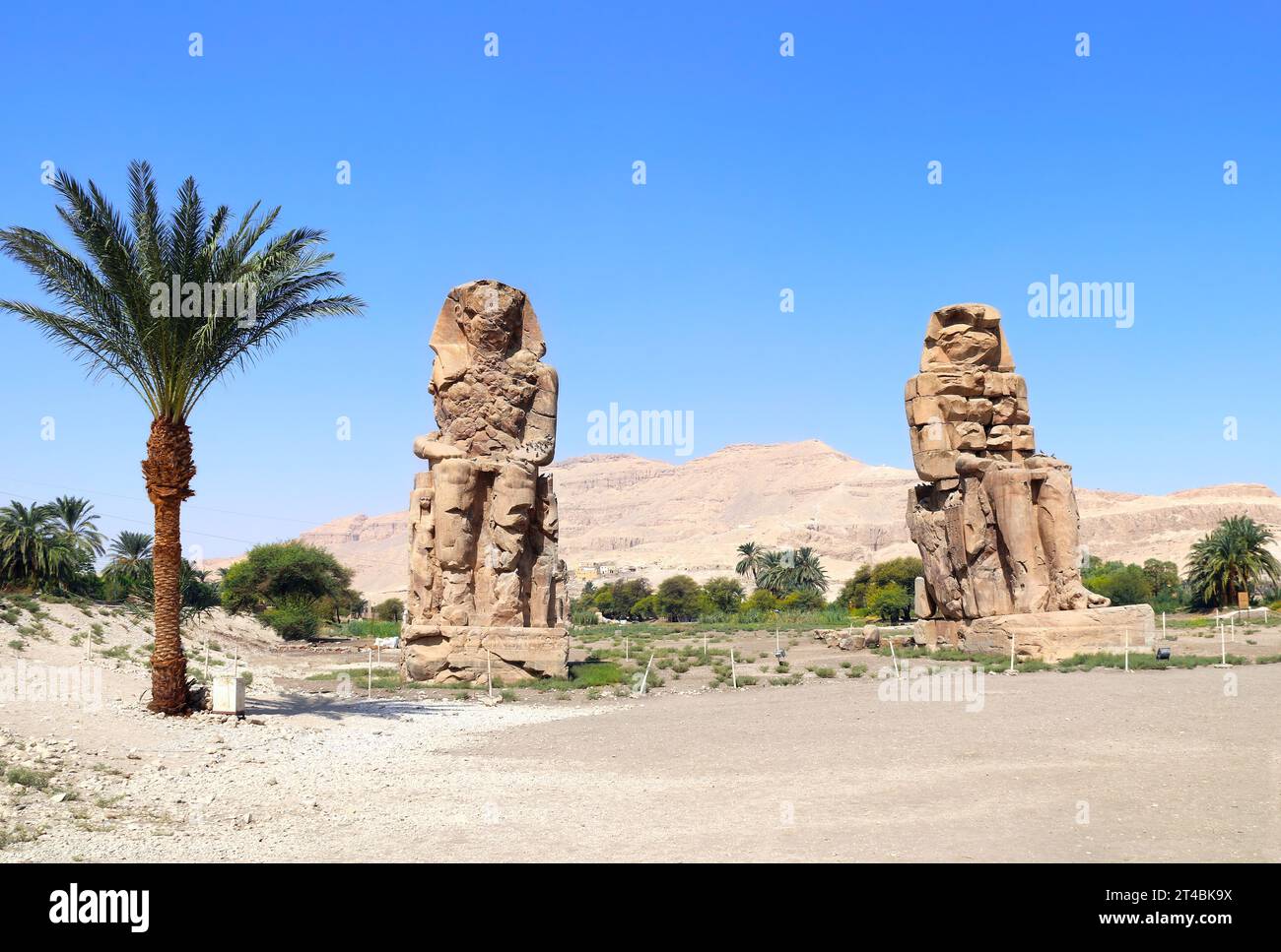 Due famosi Colossi di Memnone, Valle dei Re, Luxor, Egitto. Antica ...