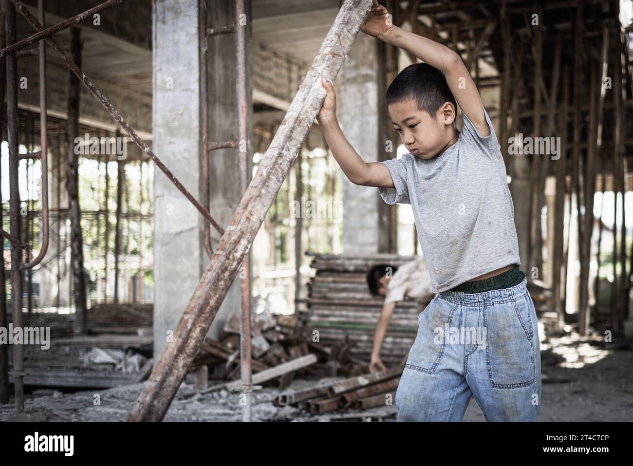 Bambini poveri costretti a svolgere lavori edili, lavoro minorile ...