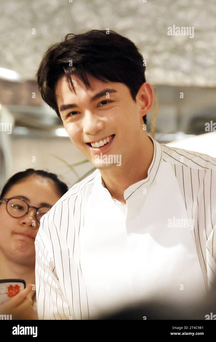 Tokyo, Giappone. 30 ottobre 2023. L'attore cinese Wu lei sorride mentre appare in un talk show ...