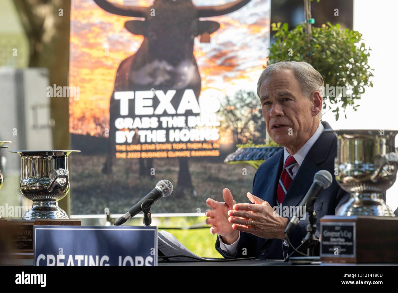 Austin Texas USA, 1 novembre 2023: Il governatore del Texas GREG ABBOTT ...